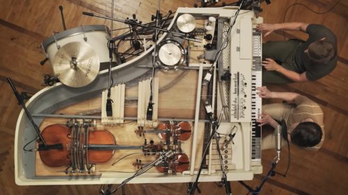 Tässä pianossa on sisäänrakennetut viulut, sello, ksylofoni ...