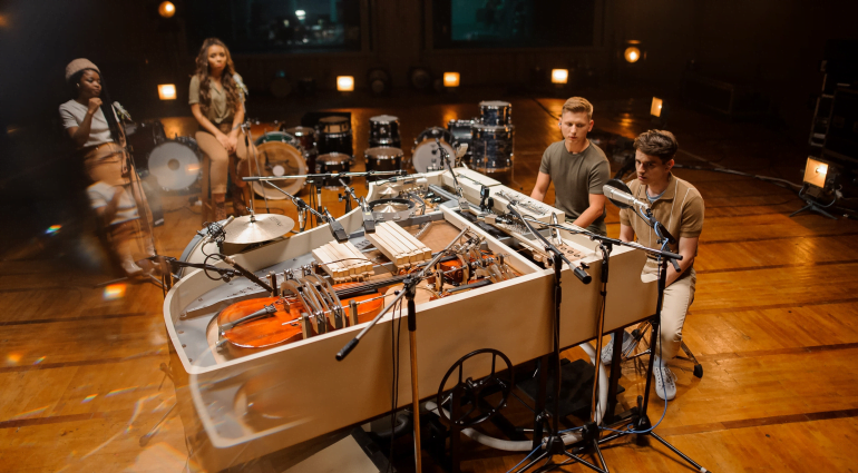 Tässä pianossa on sisäänrakennetut viulut, sello, ksylofoni ...