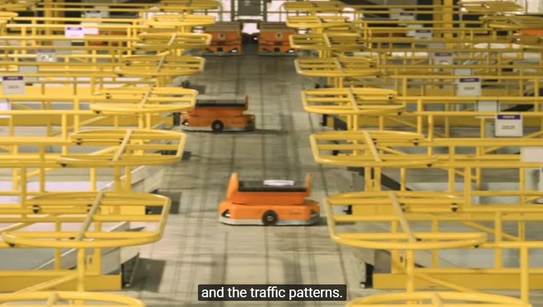 Amazonin Pegasus drive -robotit lajittelevat paketit, 800 kpl jo ...